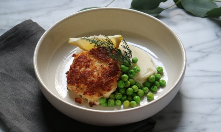 Ocean Wallenbergare with mashed potatoes and peas – Scandinavian Simple ...