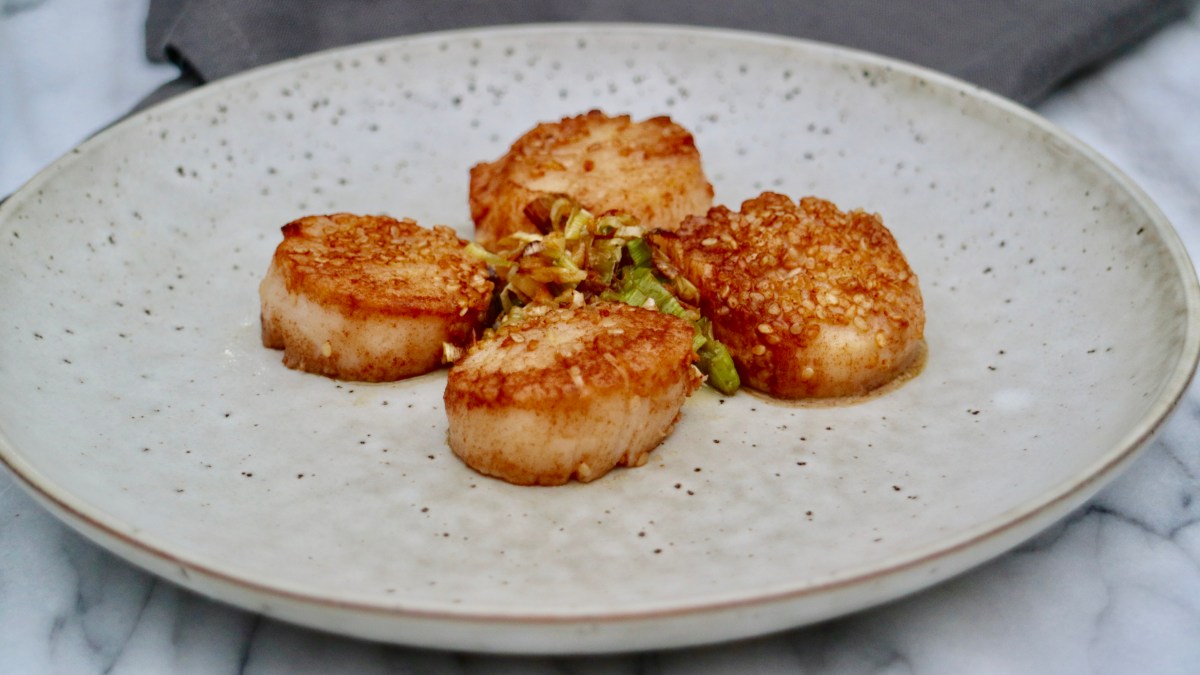 Sesame scallops with ginger and green onion – Scandinavian Simple Eating